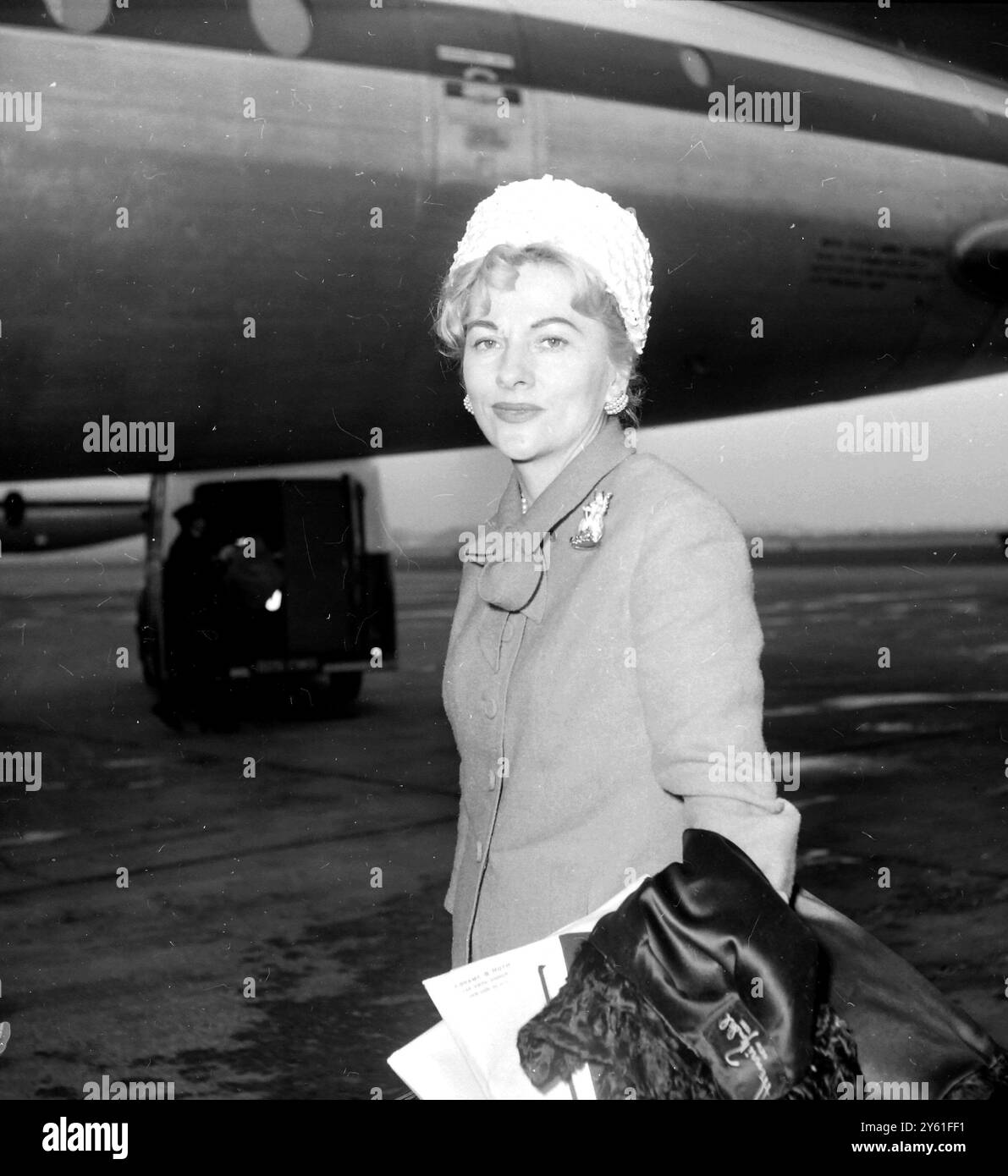 ACTRESS JOAN FONTAINE AT LONDON AIRPORT 2 MAY 1960 Stock Photo - Alamy