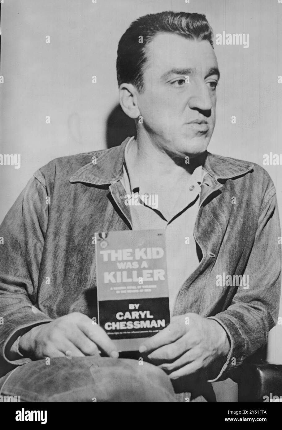 BOOKS CHESSMAN CARYL HOLDING BOOK 30 APRIL 1960 Stock Photo - Alamy