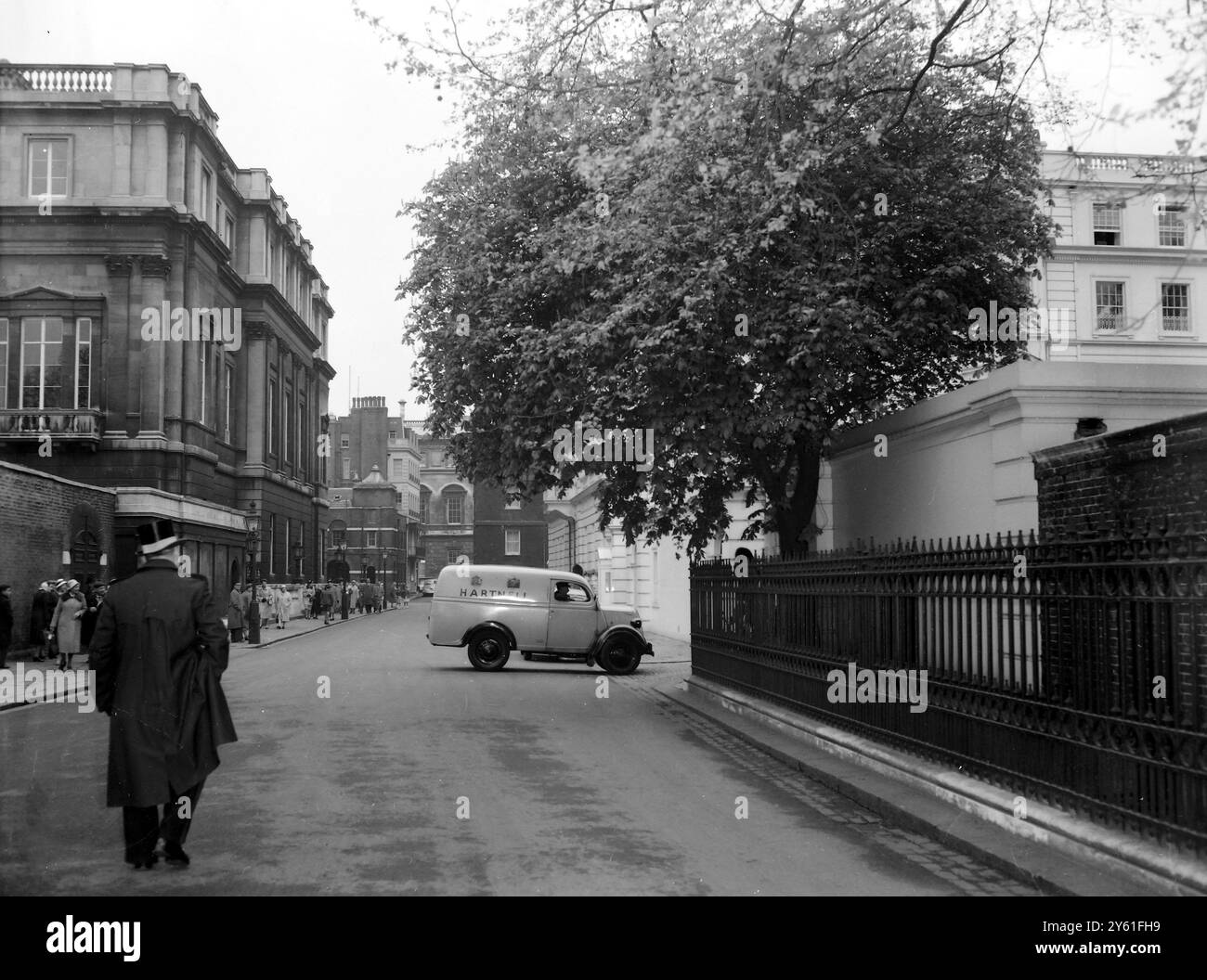 NORMAN HARTNELL DELIVERY VAN CARRYING PRINCESS MARGARET ' S WEDDING ...
