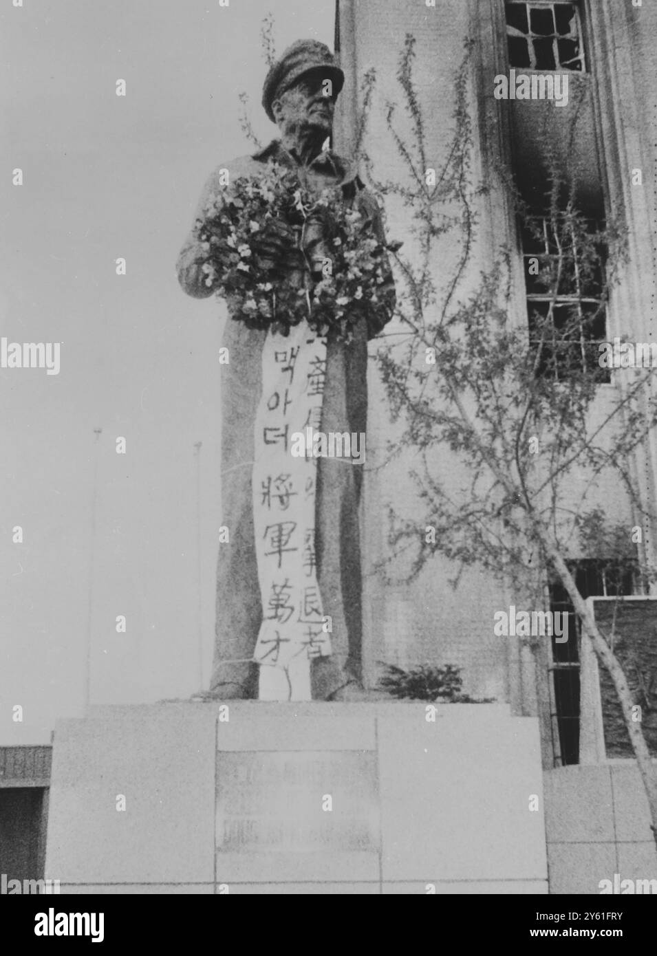 Macarthur statue Black and White Stock Photos & Images - Alamy