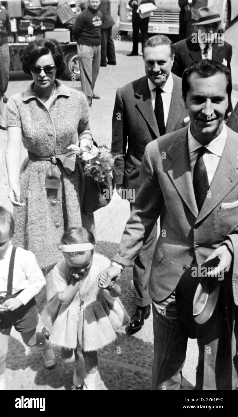 BULLFIGHTER LUIS MIGUEL DOMINGUIN AND HIS FAMILY 29 APRIL 1960 Stock ...