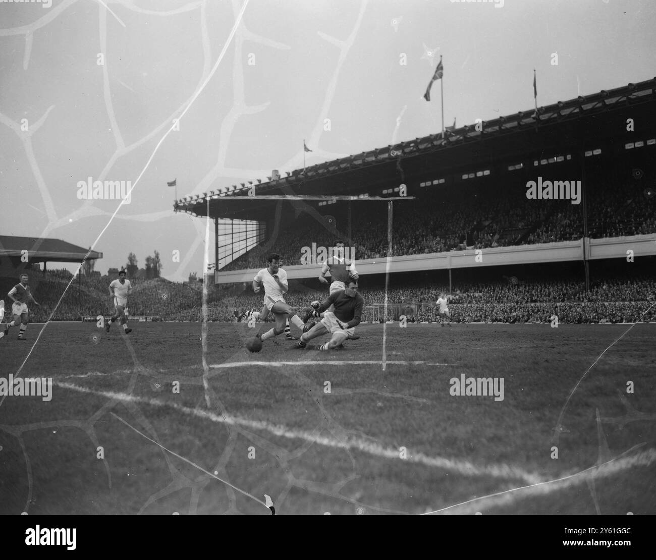 Soccer arsenal manchester united Black and White Stock Photos & Images ...