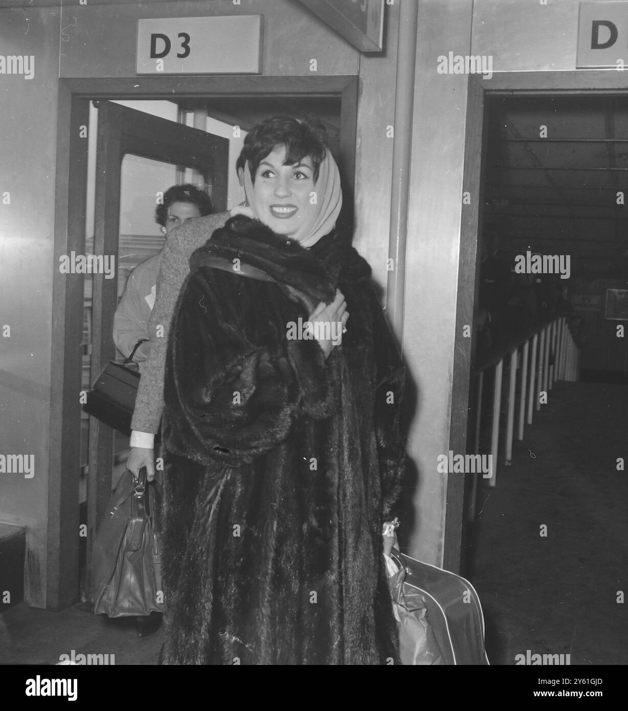 SINGER ALMA COGAN ARRIVES AT LONDON AIRPORT 25 APRIL 1960 Stock Photo ...