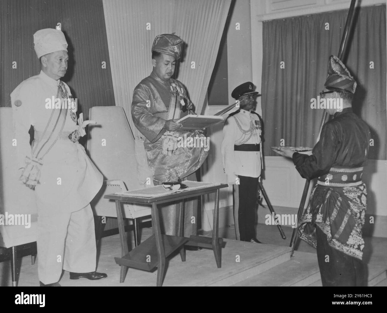 YANG KING TAKES OATH OF OFFICE 17 APRIL 1960 Stock Photo - Alamy