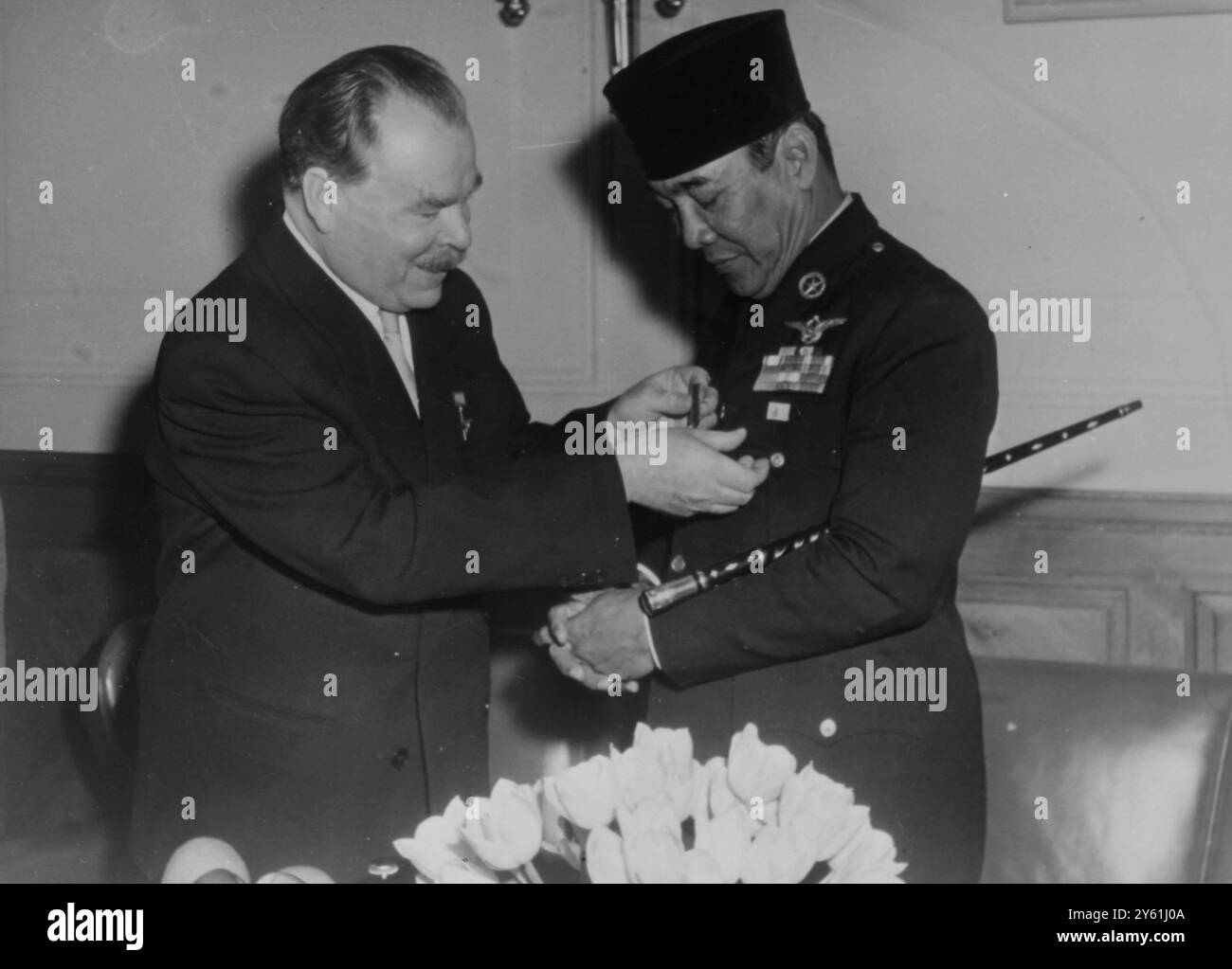 PRESENTATION ORDER OF GUEORGUI DIMITROV 12 APRIL 1960 Stock Photo - Alamy