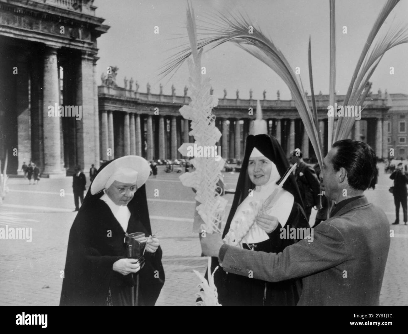 RELIGION - NUNS BUY PALM BRANCHES - ST PETERS SQUARE , VATICAN - 12 ...