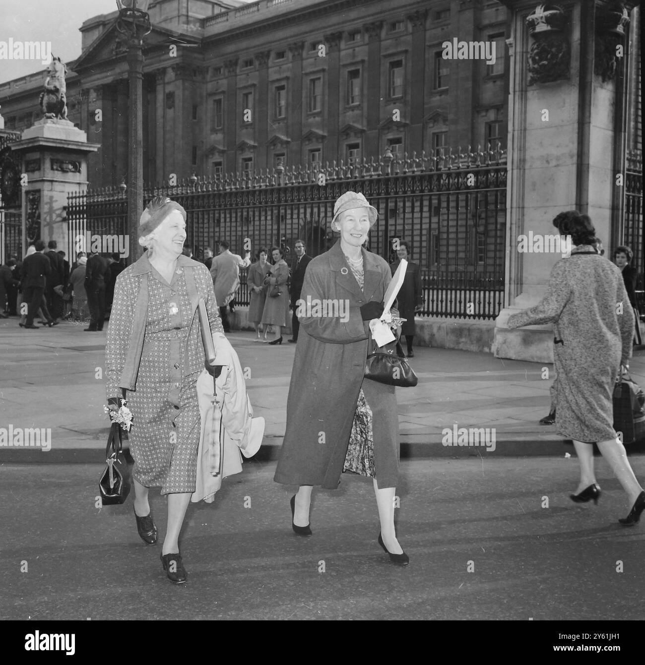 SISTER HELEN ROWE MIDWIFE WITH MISS SAUL / 8 APRIL 1960 Stock Photo - Alamy