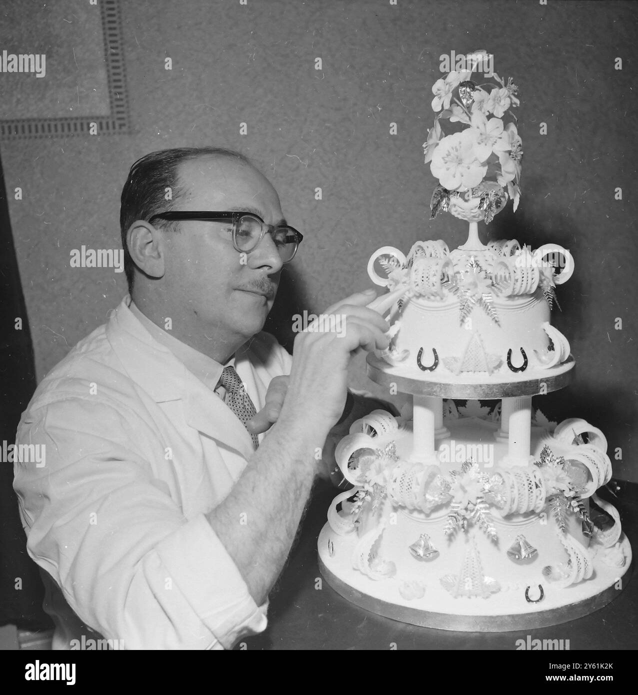 Princess margaret wedding cake hi-res stock photography and images - Alamy