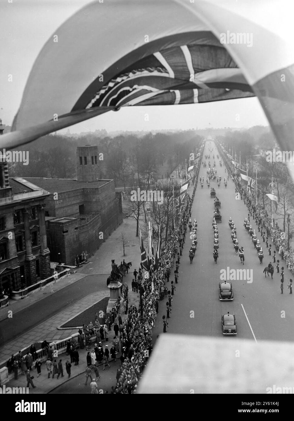 CROWDS PROCESSION ALONG MALL - BRITISH FLAG UNION JACK 5 APRIL 1960 ...