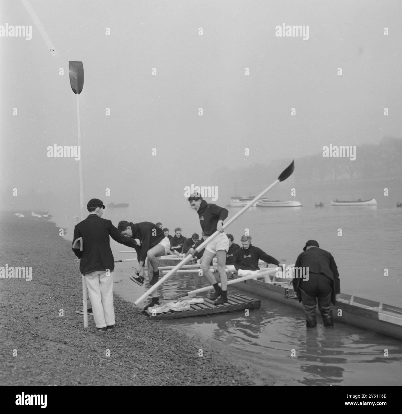 OXFORD UNIVERSITY RACING BOAT OARS 1 APRIL 1960 Stock Photo - Alamy