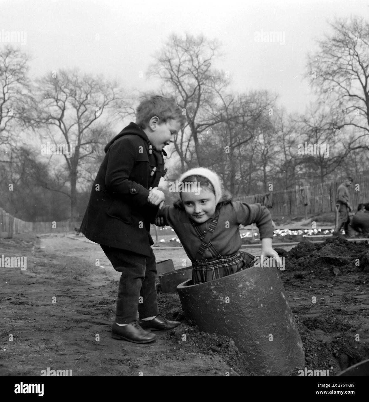 CHILDREN - MAX WINTER HELPS YVONNE KIRKWOOD 1 APRIL 1960 Stock Photo ...