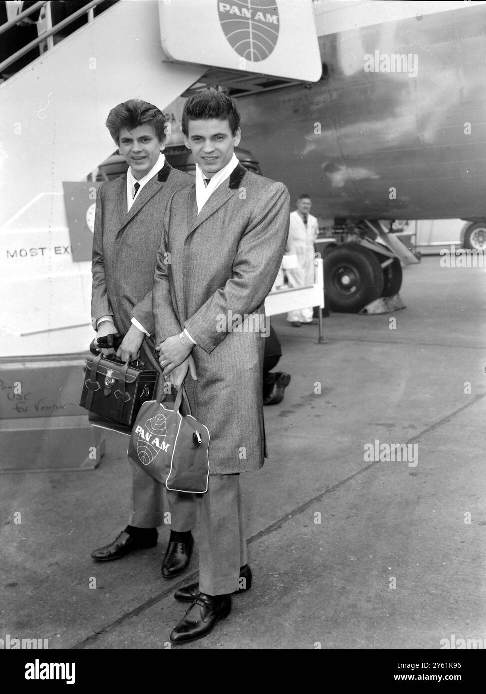 THE EVERLEY BROTHERS ARRIVE AT LONDON AIRPORT 1 APRIL 1960 Stock Photo ...