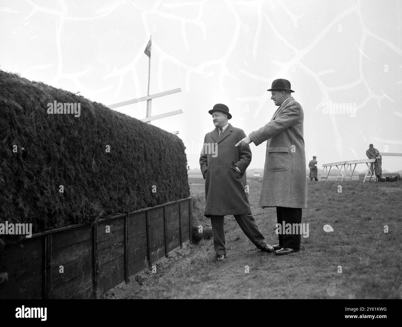 HORSE RACING GRAND NATIONAL R BUTLER & LORD SEFTON SHOWN BEECHERS 26 MARCH 1960 Stock Photo - Alamy