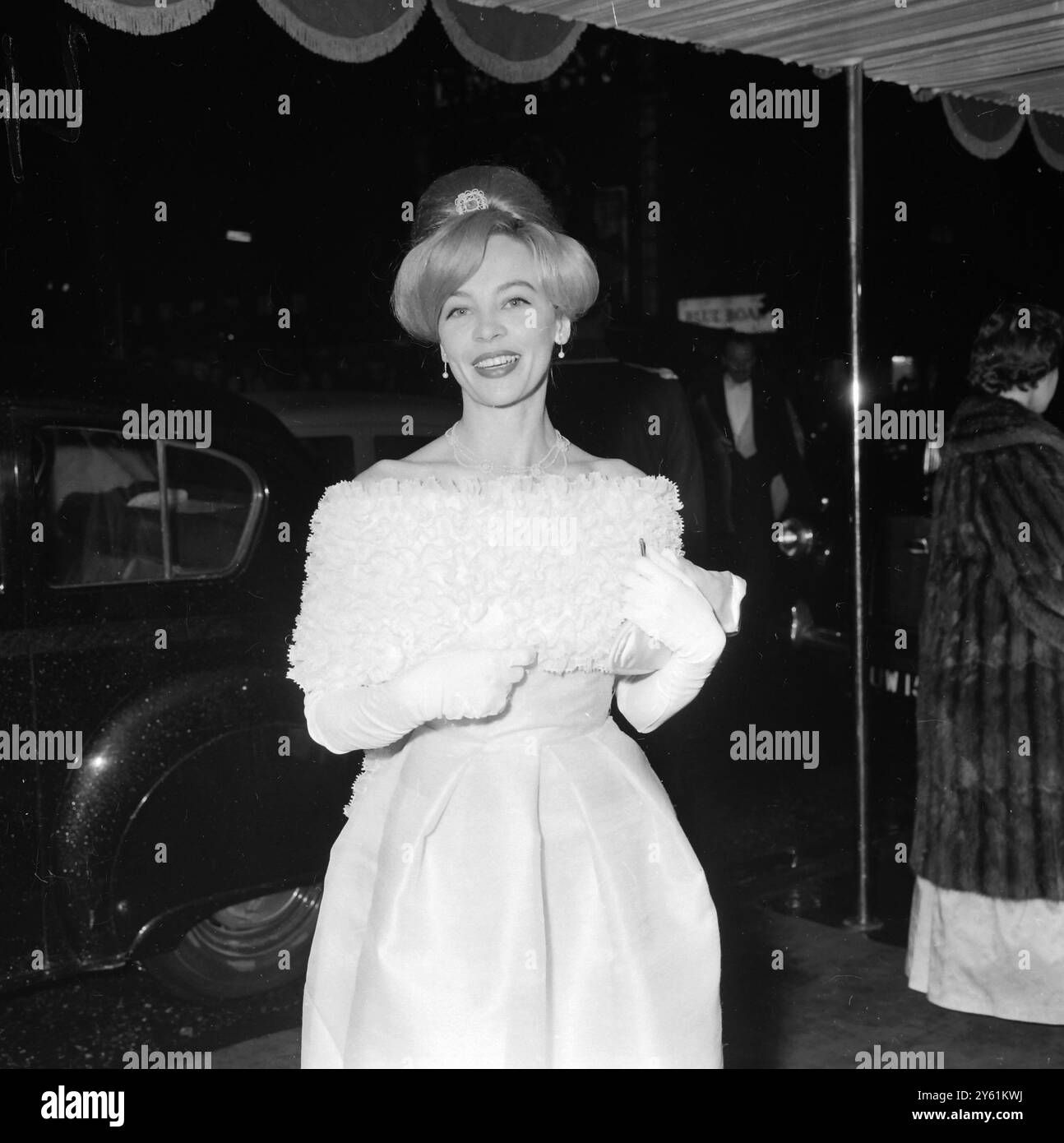 PREMIERS THE LAST ANGRY MAN CAROL LESLEY ARRIVES 28 MARCH 1960 Stock ...