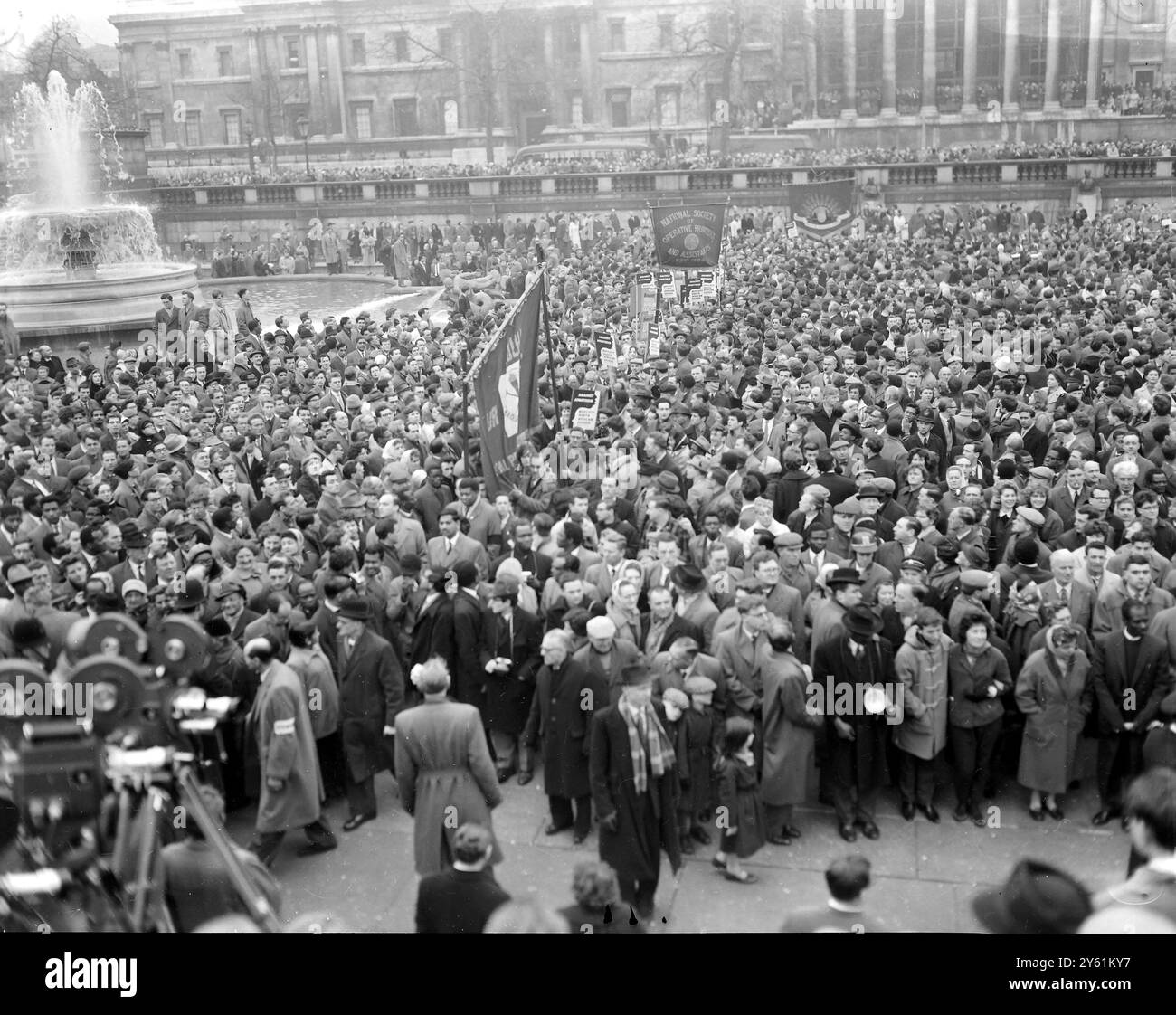TRAFALGAR SQUARE CROWD AT SOUTH AFRICA HOUSE LONDON 27 MARCH 1960 Stock ...