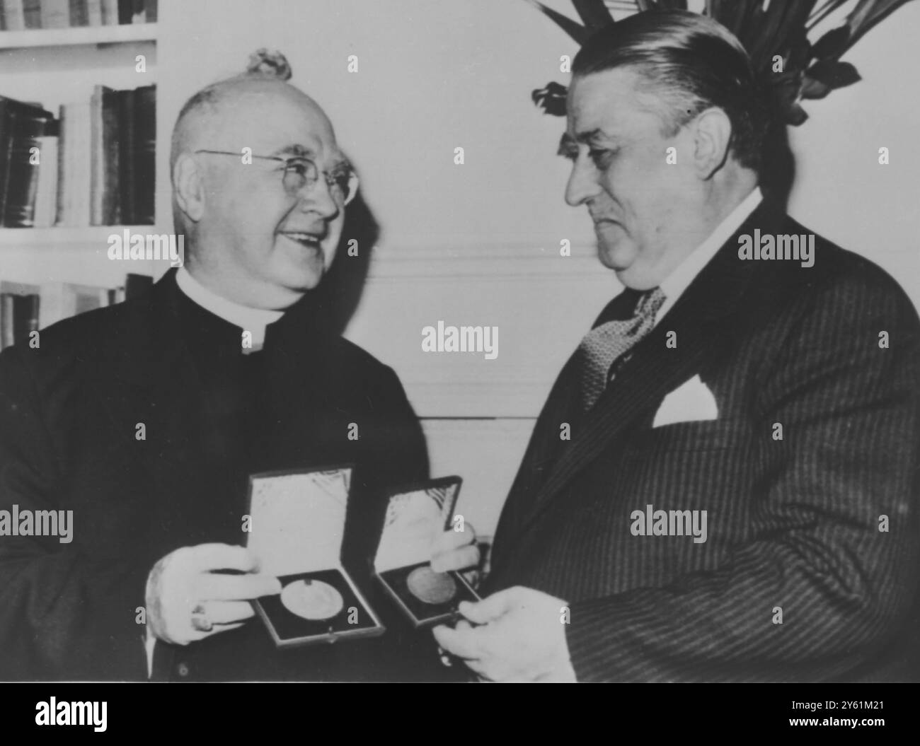 MEDAL PRESENTED TO CARDINAL SPELLMAN 25 MARCH 1960 Stock Photo - Alamy