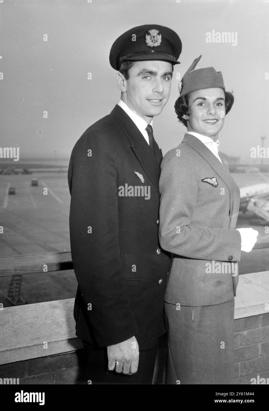 AVIATION BEA STEWARDESS ANNOUNCES ENGAGEMENT 24 MARCH 1960 Stock Photo ...
