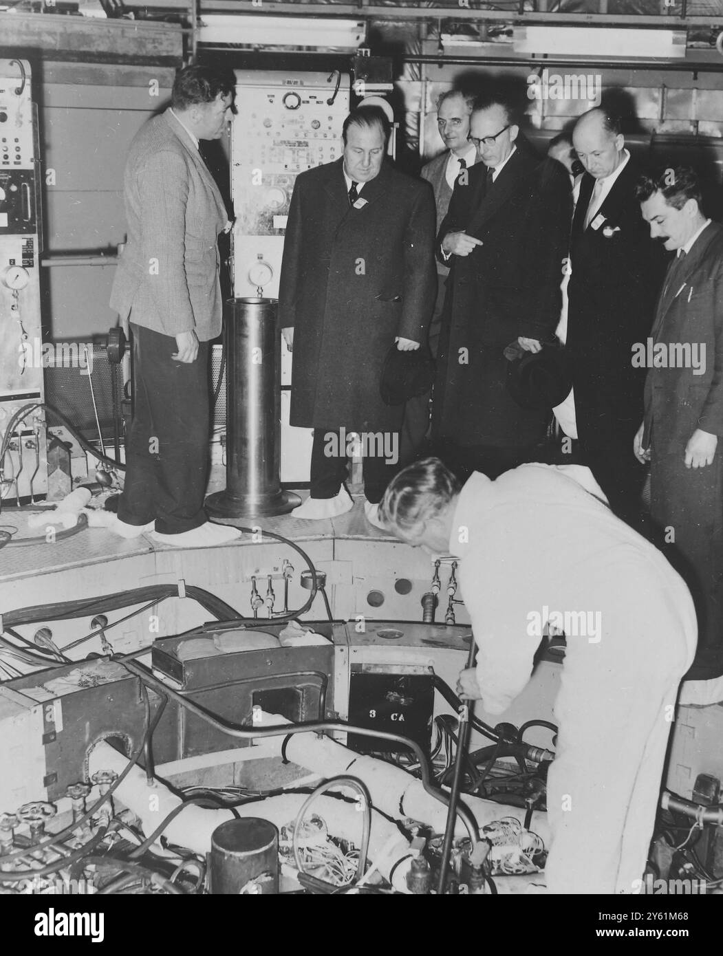 FRANZ MEYERS LOOKS AT ATOMIC DIDO REACTOR IN HARWELL 22 MARCH 1960 ...