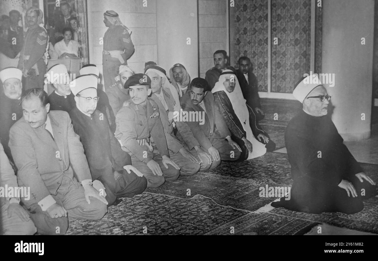 KING HUSSEIN OF JORDAN PRAYING WITH A REFUGEE 23 MARCH 1960 Stock Photo ...