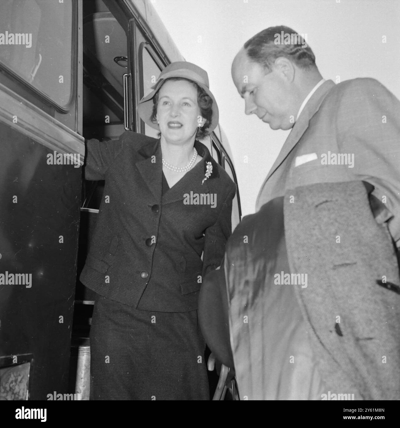 IAN MCLEOD AND HIS WIFE ARRIVE AT LONDON AIRPORT 23 MARCH 1960 Stock ...