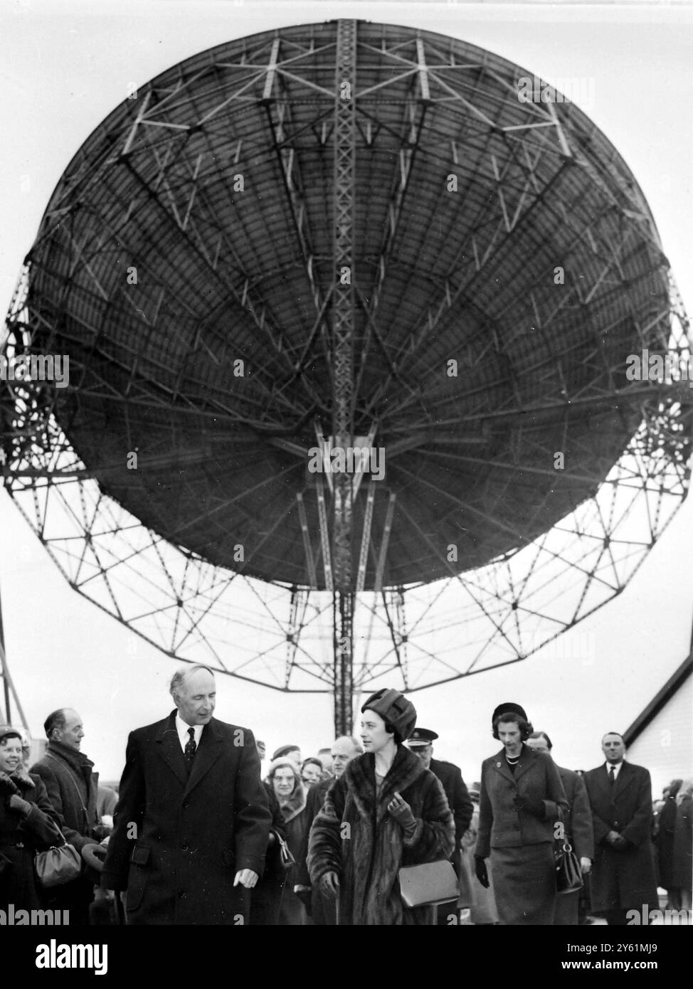 PRINCESS MARGARET ROSE WITH PROF LOVELL CONTROL ROOM JODRELL BANK ...