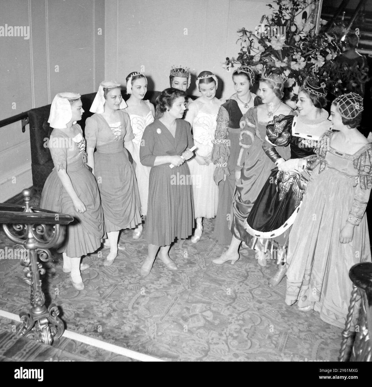DANCERS OF THE ROYAL BALLET SCHOOL REHEARSING SWAN LAKE AT THE ROYAL ...