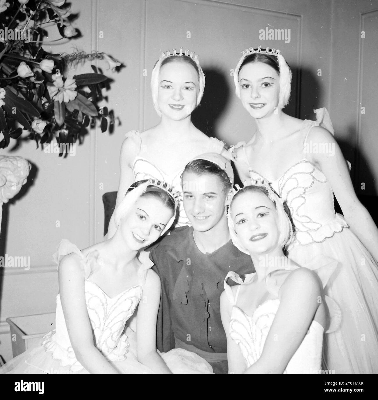 BALLET ROYAL BALLET SCHOOL STUDENTS 18 MARCH 1960 Stock Photo - Alamy