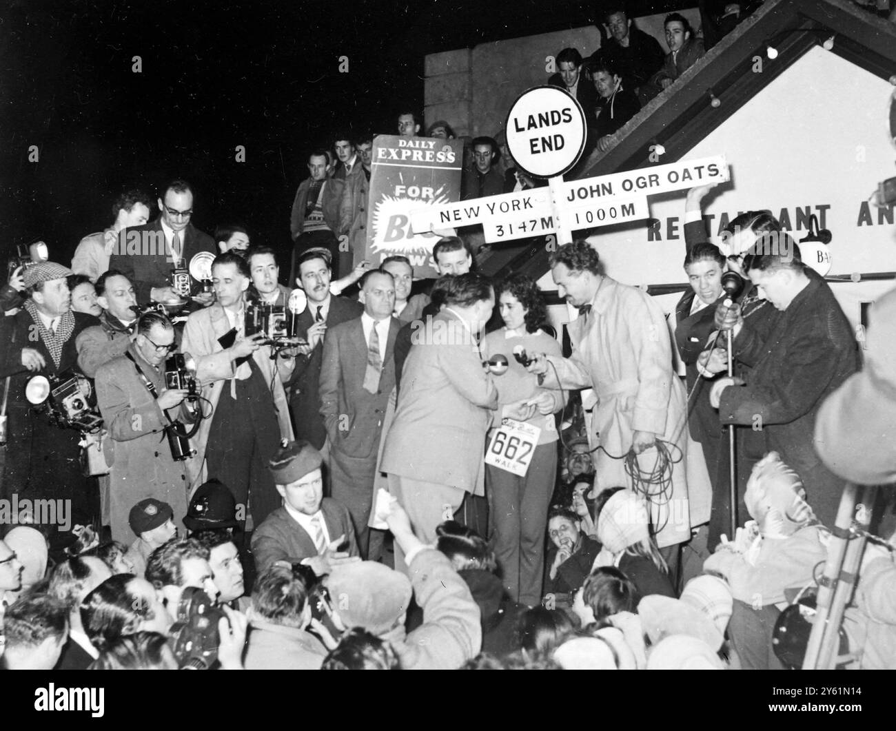 WENDY LEWIS IS PRESENTED WITH A CHEQUE FOR ONE THOUSAND POUNDS BY BILLY ...