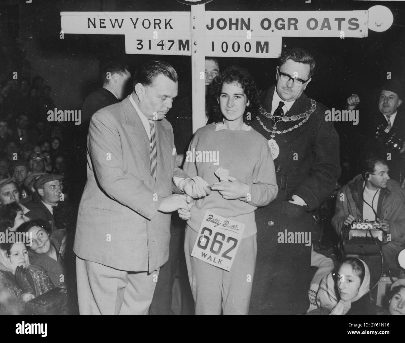 WENDY LEWIS IS PRESENTED WITH A CHEQUE FOR ONE THOUSAND POUNDS BY BILLY ...