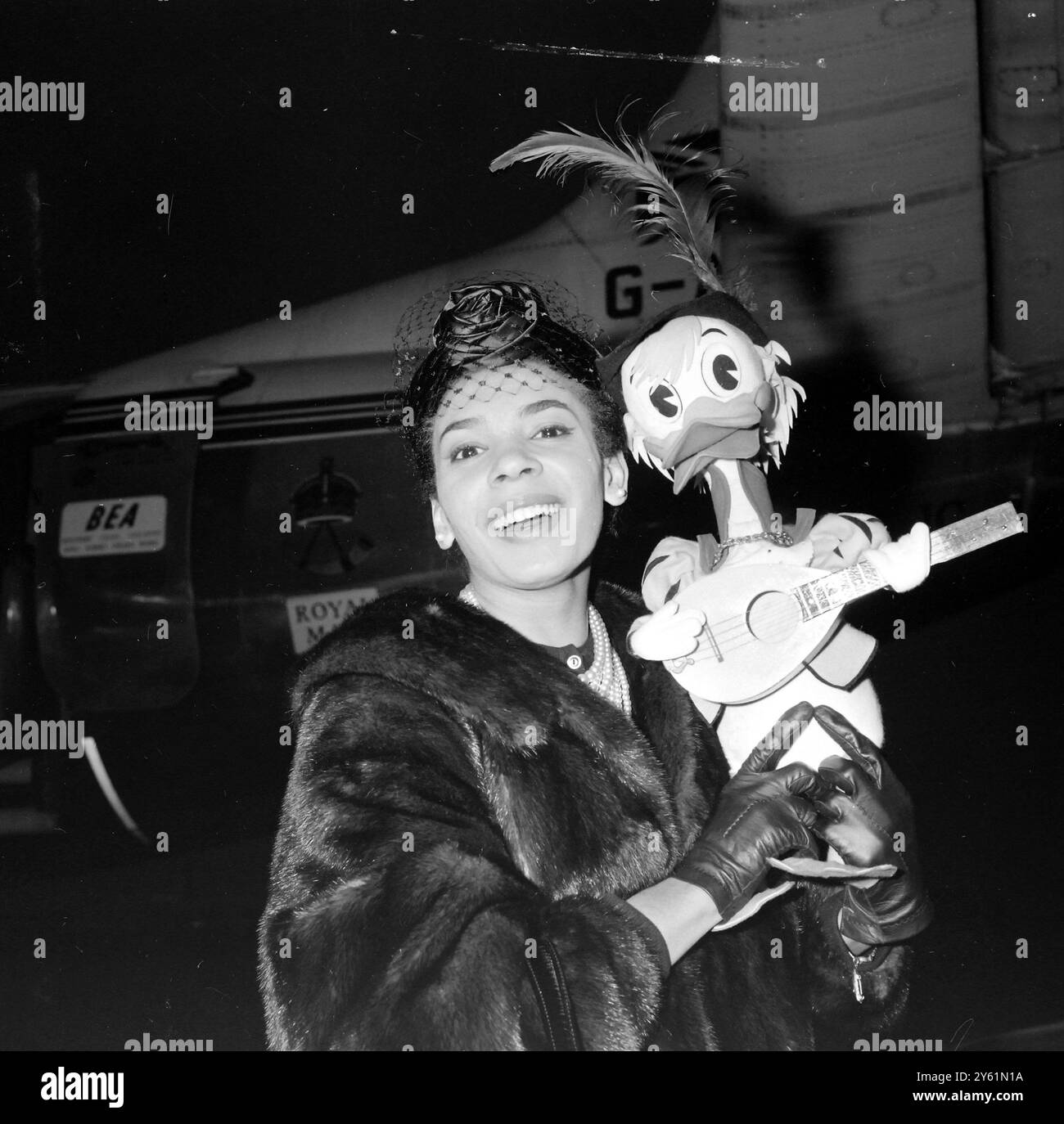 SINGER SHIRLEY BASSEY WITH HER DUCK MASCOT THE DUKE 16 MARCH 1960 Stock ...