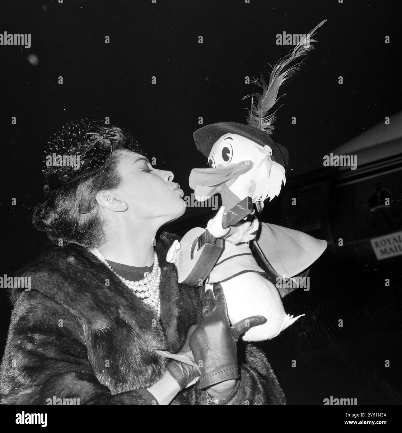 SINGER SHIRLEY BASSEY WITH HER DUCK MASCOT THE DUKE 16 MARCH 1960 Stock ...
