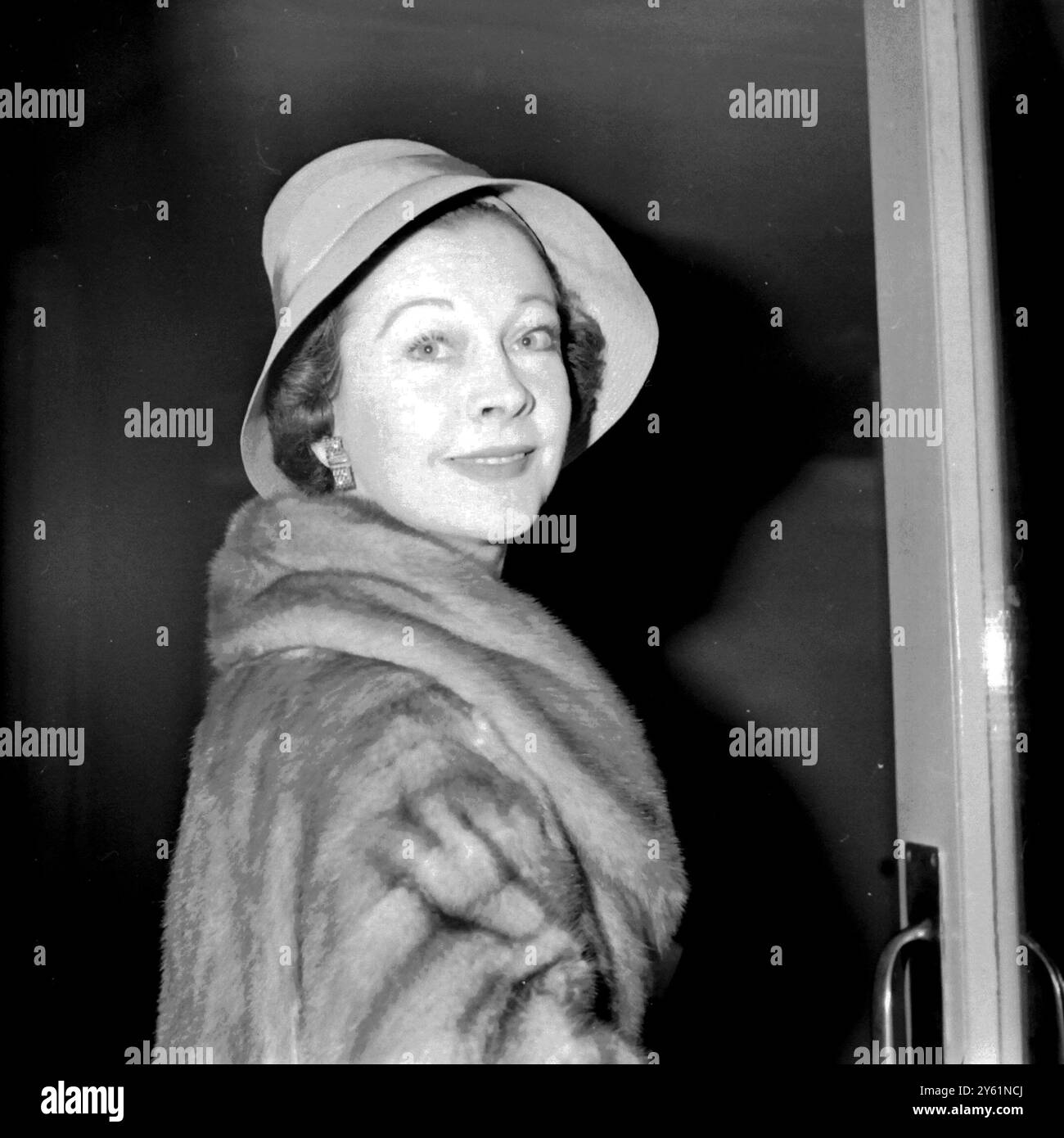 ACTRESS VIVIEN LEIGH AT LONDON AIRPORT 11 MARCH 1960 Stock Photo - Alamy