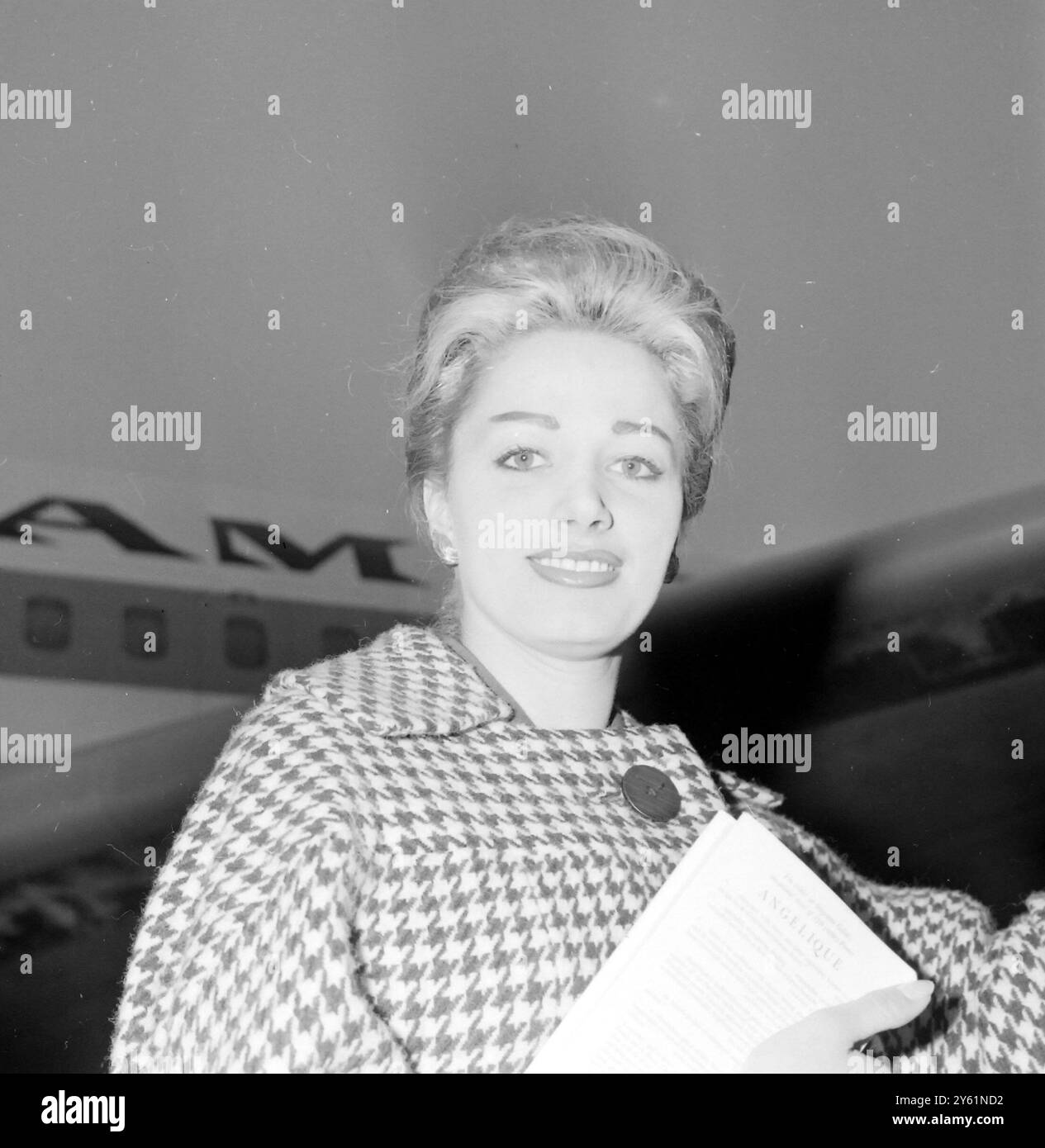 ACTRESS JACKIE COLLINS AT LONDON AIRPORT 14 MARCH 1960 Stock Photo - Alamy
