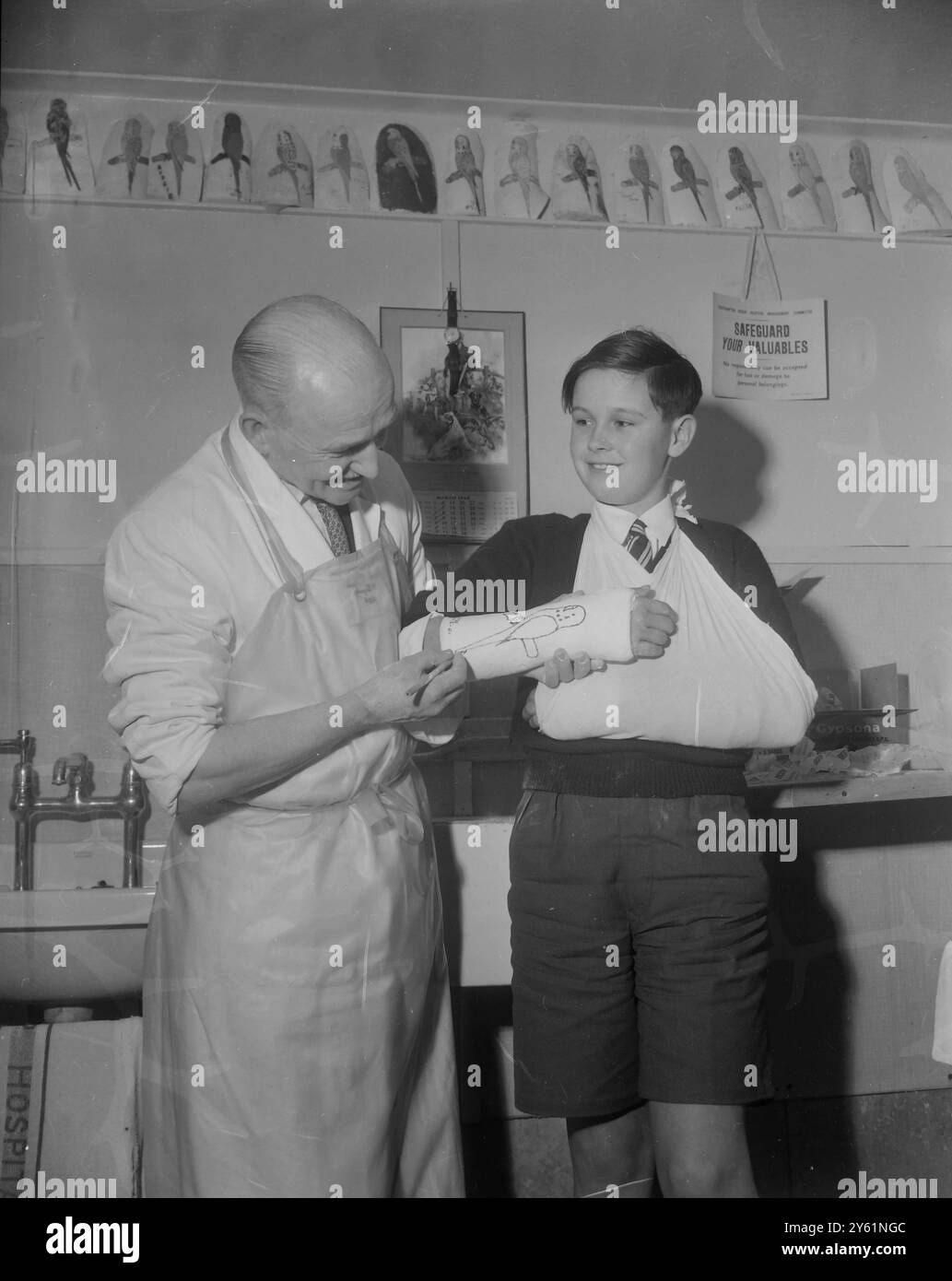 MEDICAL NURSE DRAWING ON PLASTER CASTS 10 MARCH 1960 Stock Photo - Alamy
