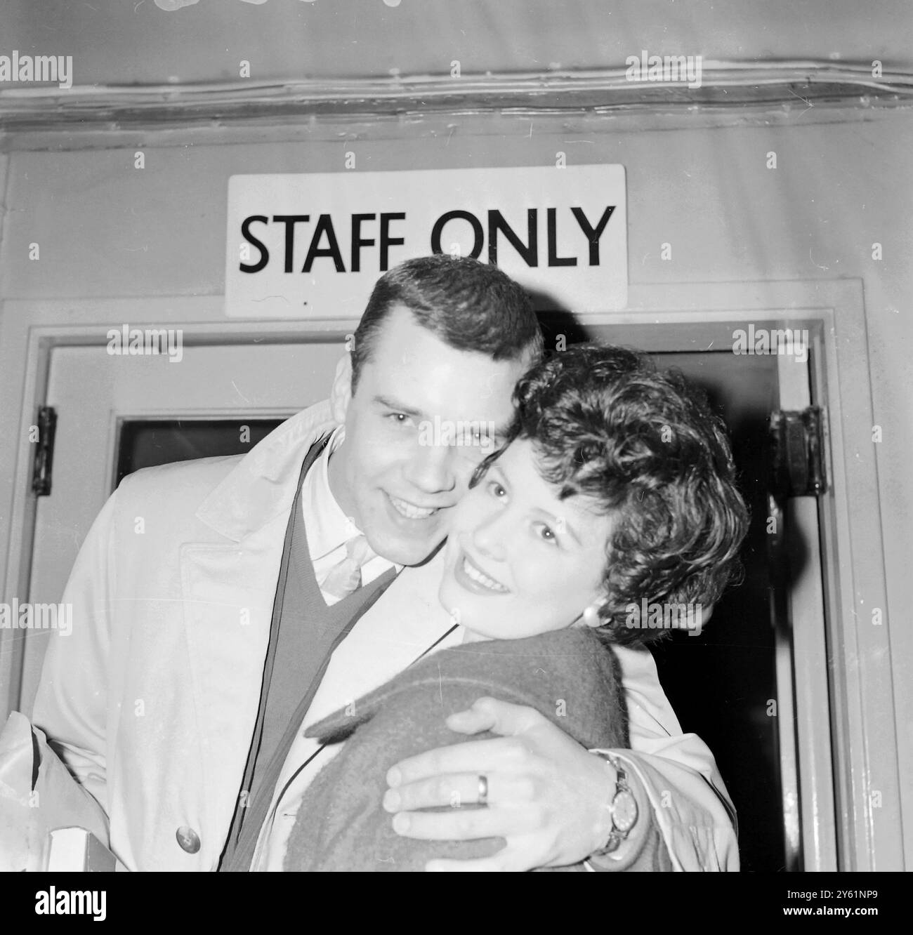 WILDE MARTY SINGER WITH WIFE JOYCE / 9 MARCH 1960 Stock Photo - Alamy