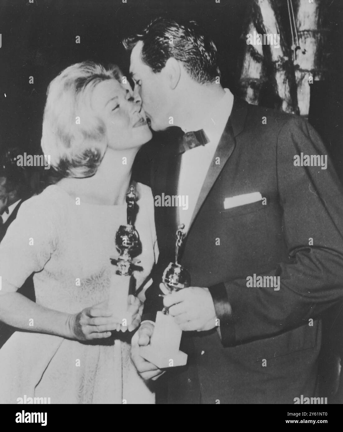 ROCK HUDSON AND DORIS DAY KISS AFTER RECEIVING THE GOLDEN GLOBES FOR ...
