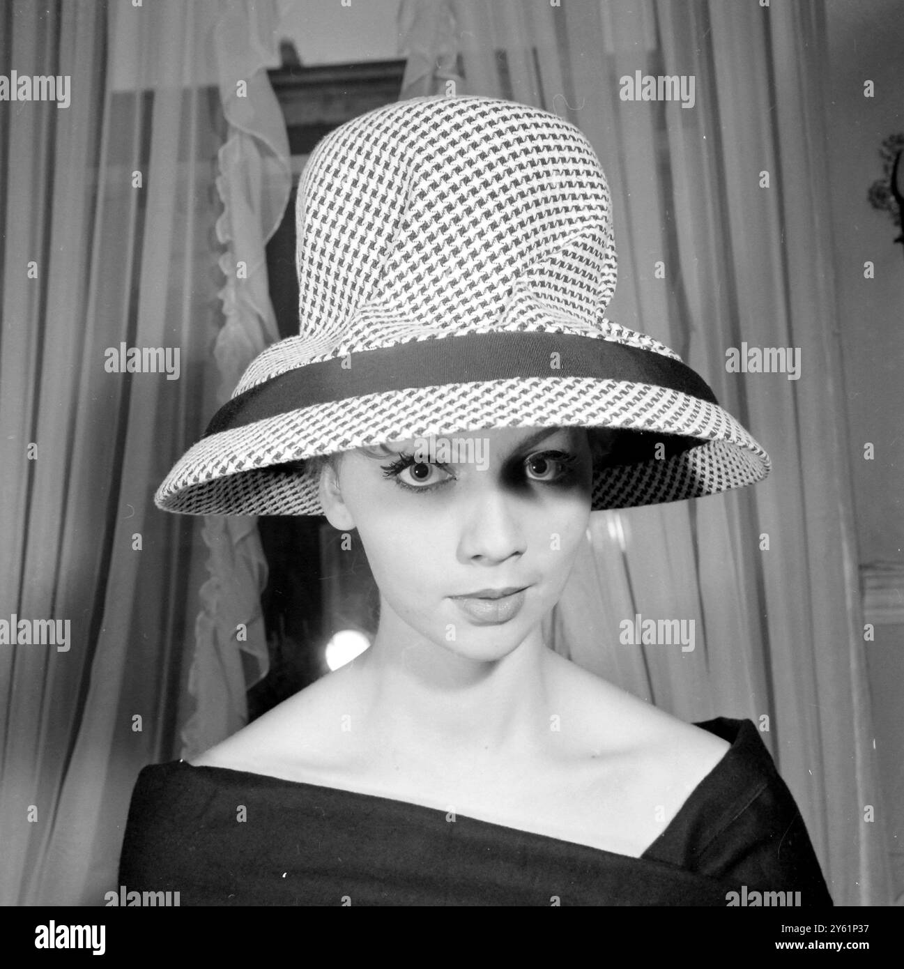 MODEL WEARING A HAT SHOWN AT THE VERNIER SPRING SHOW 7 MARCH 1960 Stock ...