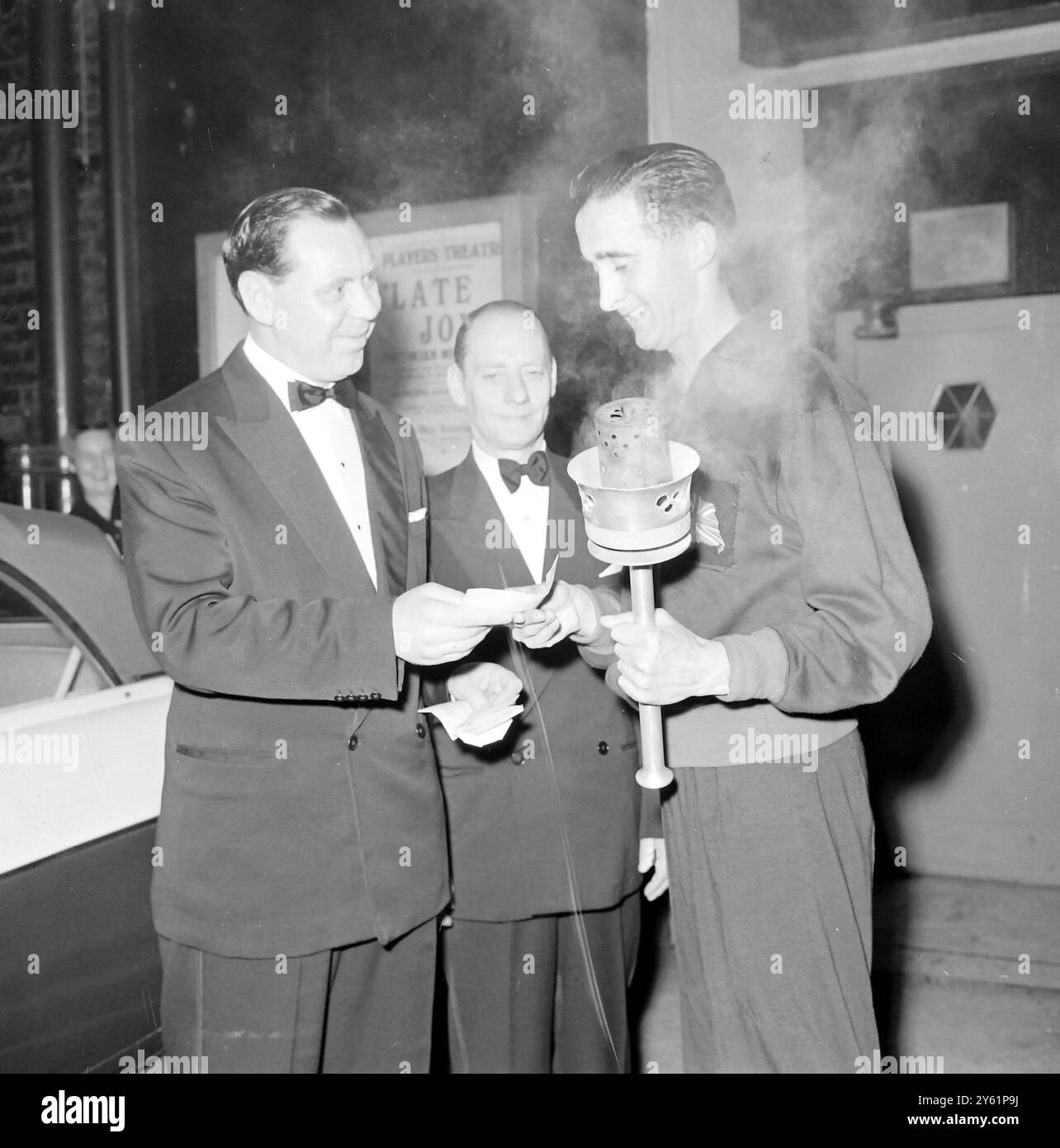 CHARITIES GORDON PIRIE RECEIVES CHEQUE 3 MARCH 1960 Stock Photo - Alamy