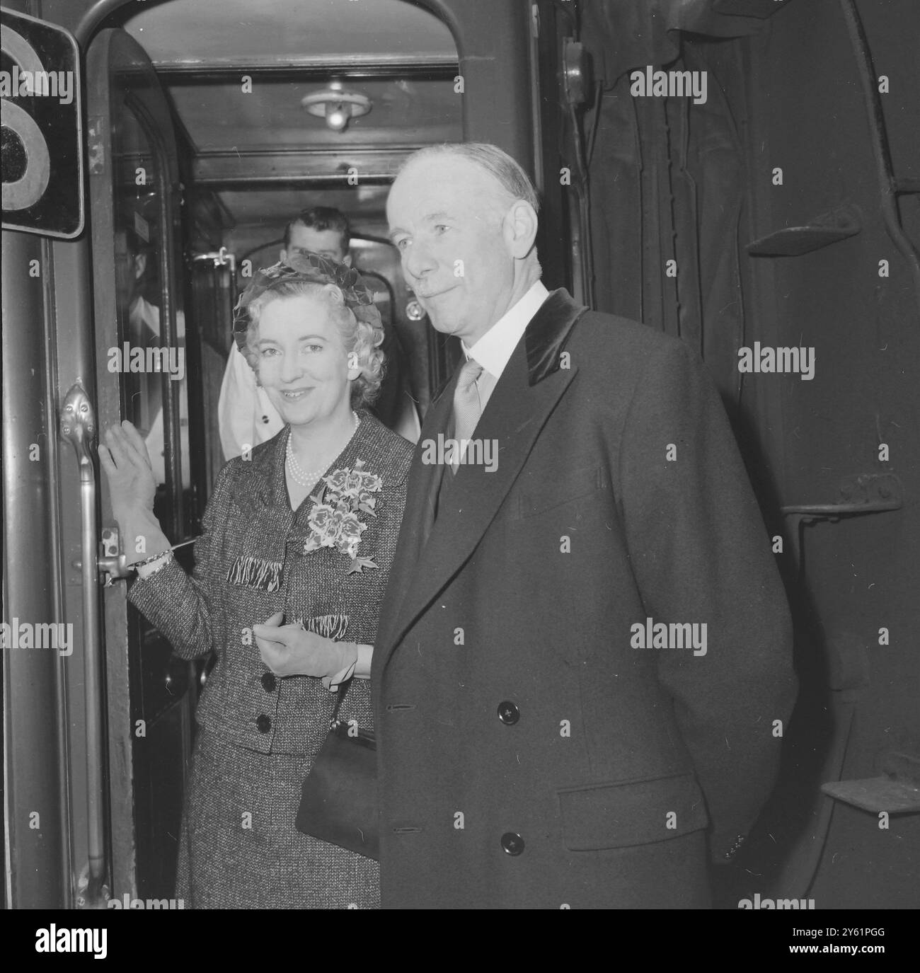 LORD MAYOR SIR EDMUND STOCKDALE AND LADY STOCKDALE AT VICTORIA STATION ...