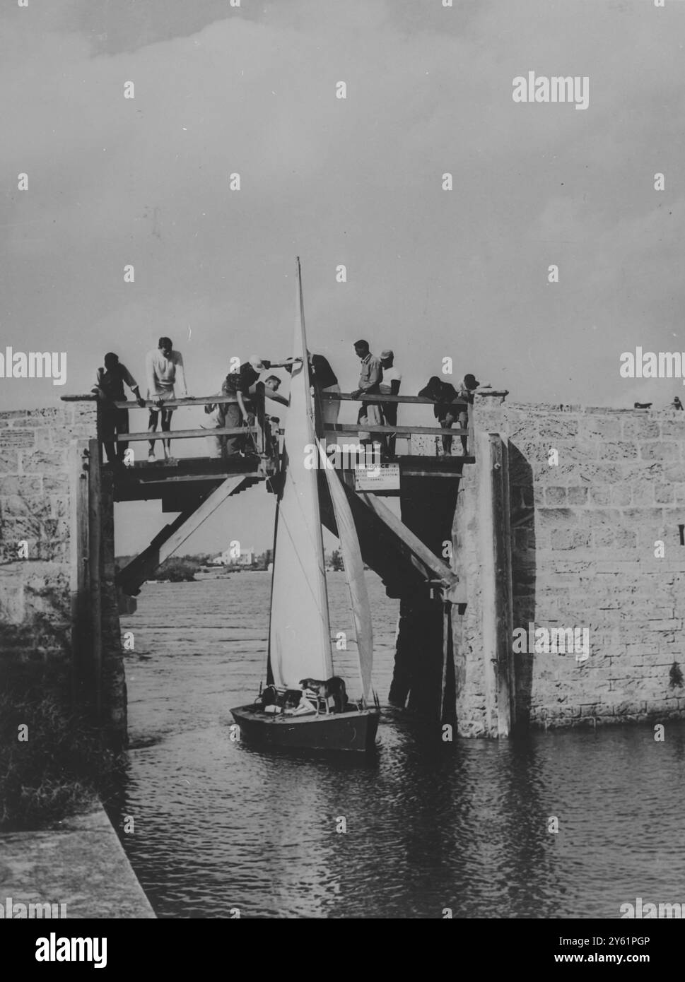 SOMERSET BRIDGE THE SMALLEST DRAWBRIDGE IN THE WORLD , BERMUDA 1 MARCH ...