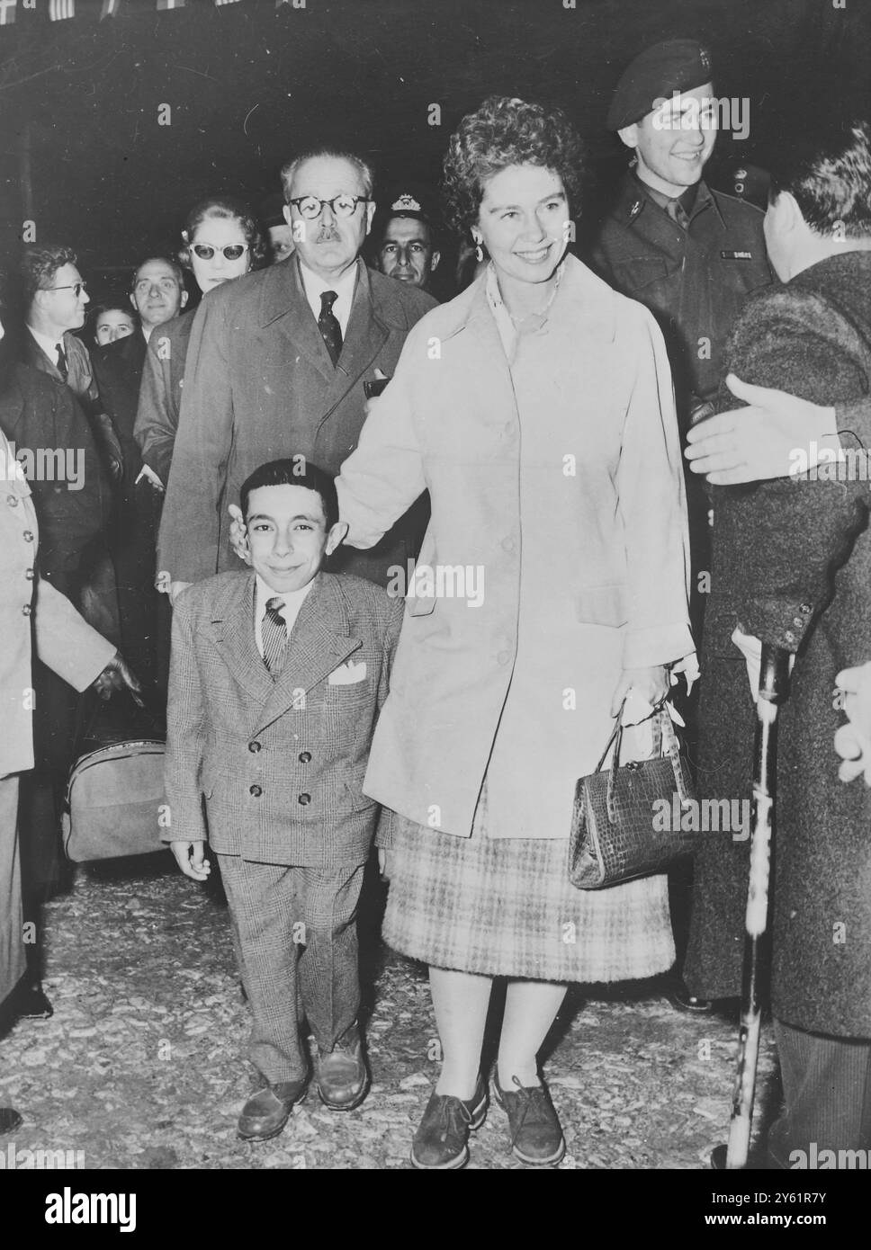 QUEEN FREDERIKA WITH A DWARF 24 FEBRUARY 1960 Stock Photo - Alamy