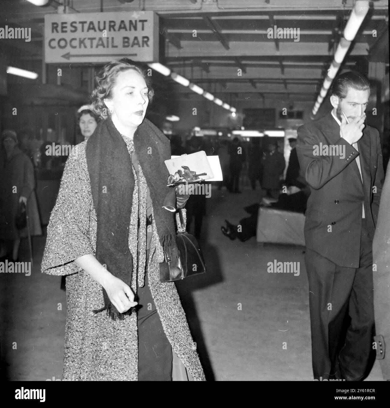 LADY IRIS MOUNTBATTEN LEAVES LONDON AIRPORT 23 FEBRUARY 1960 Stock ...