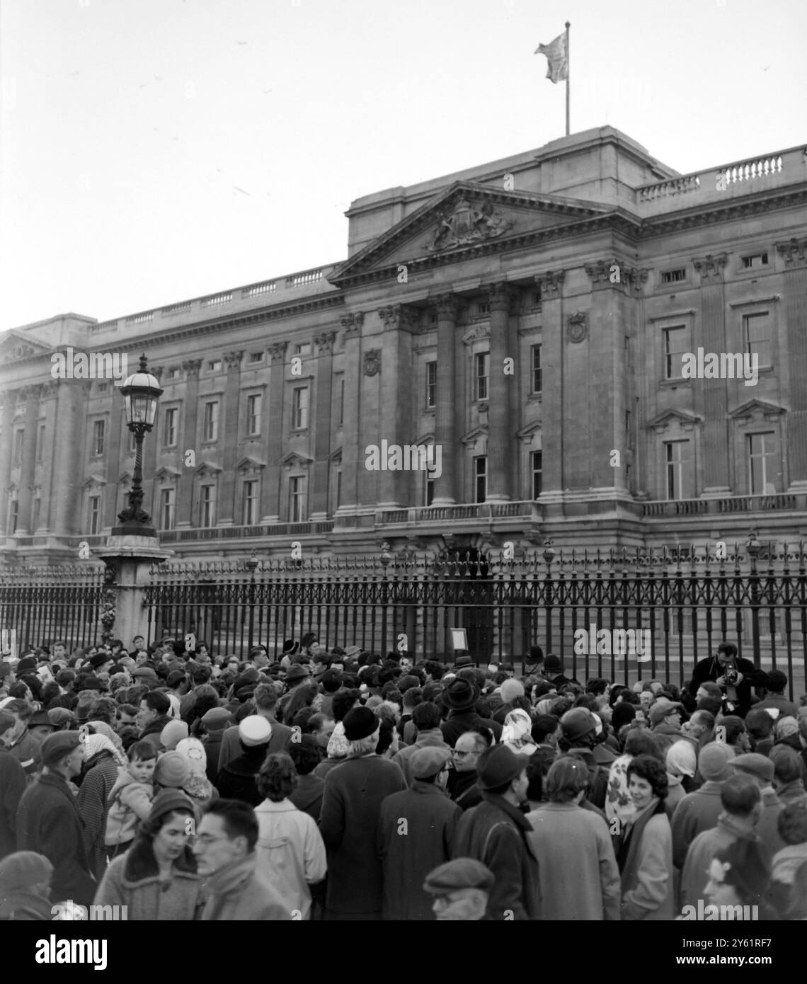 CROWDS GATHER TO READ THE NOTICE AT BUCKINGHAM PALACE ANNOUNCING THAT ...