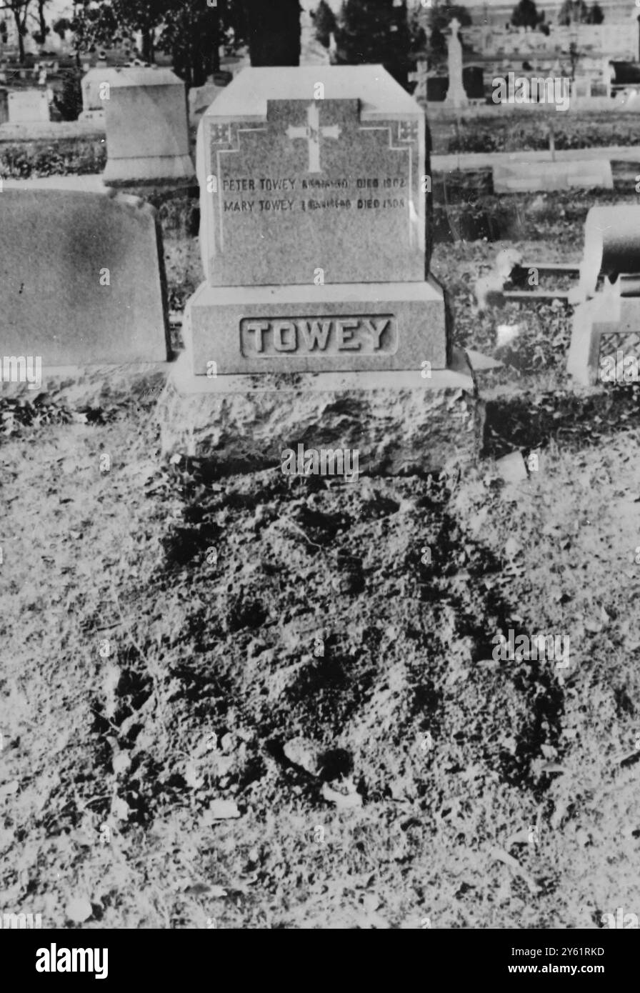 ROGER TOUHY TOMBSTONE 22 FEBRUARY 1960 Stock Photo - Alamy