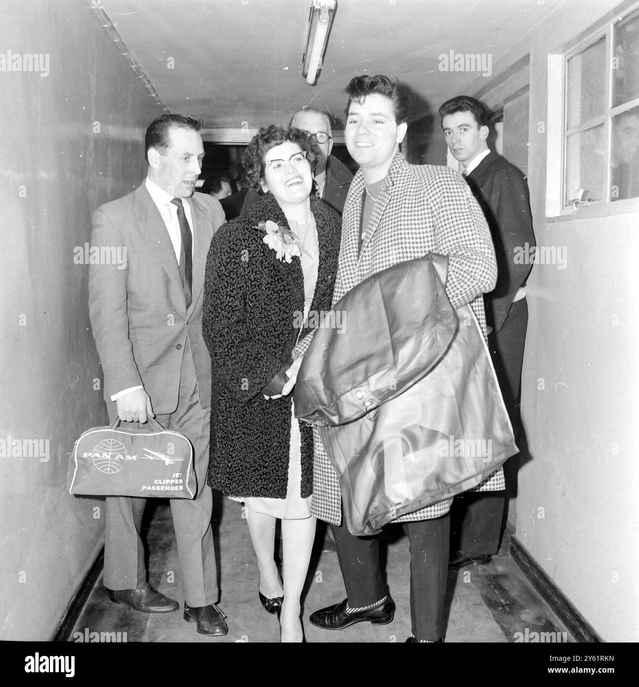POP SINGER CLIFF RICHARD FLIES BACK TO THE US WITH HIS MOTHER 22 ...