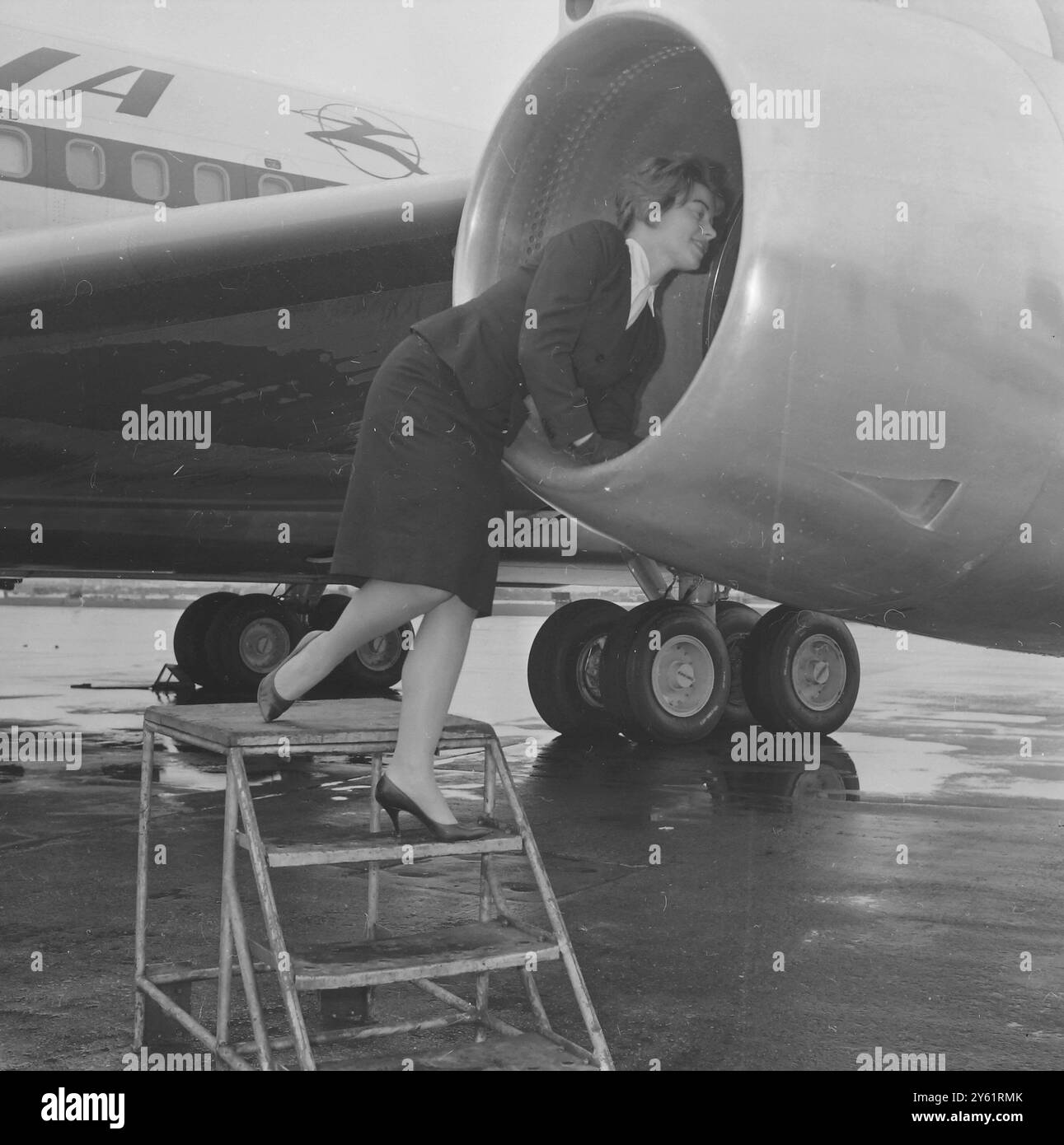 JUDY NEWINGTON LOOKS INSIDE THE JET OF INDIA ' S FIRST BOEING 707 20 ...