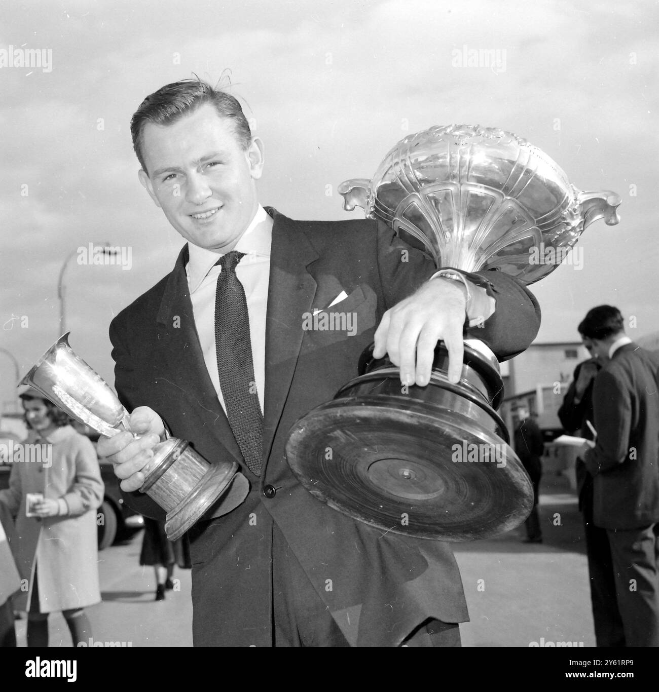 BRUCE MCLAREN HOLDS ARGENTINA GRAND PRIX TROPHY 17 FEBRUARY 1960 Stock ...