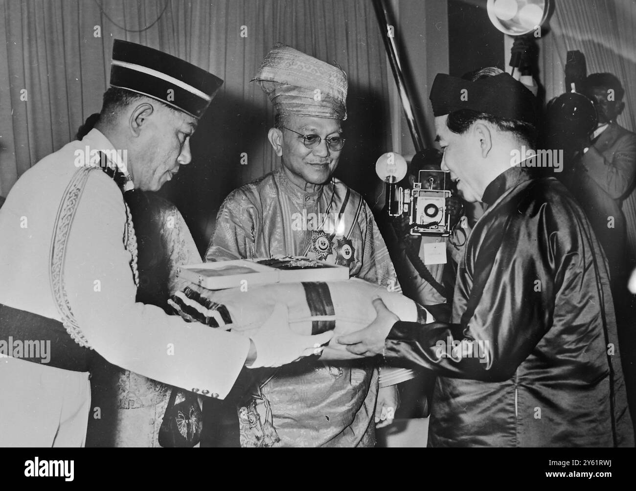 PRESIDENT DINH DIEM OF THE REPUBLIC OF VIETNAM PAID A FORMAL VISIT TO ...