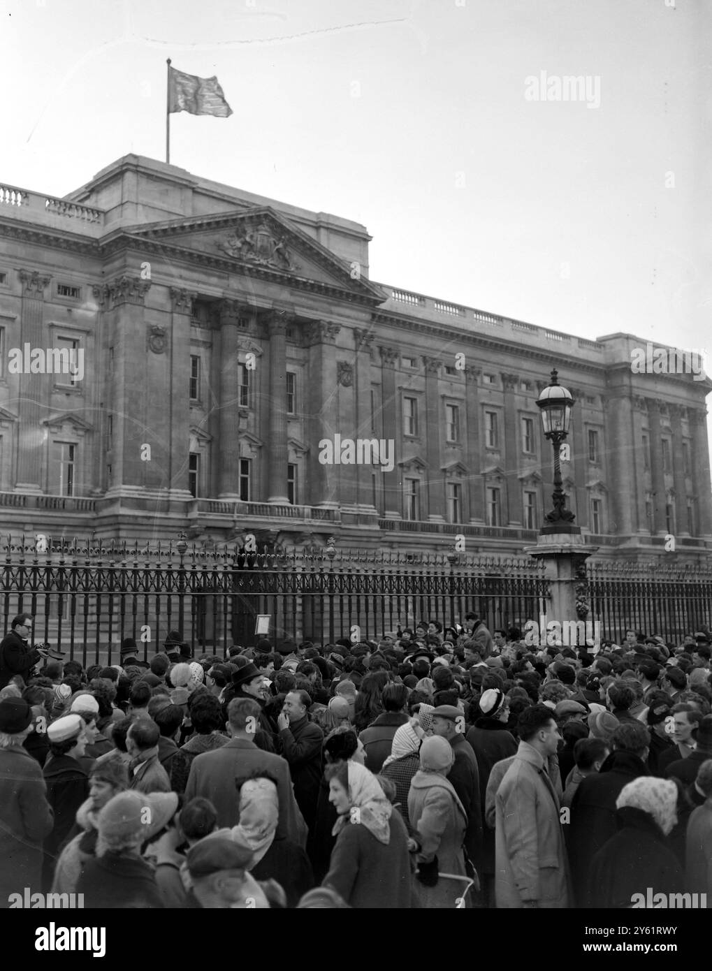 CROWDS GATHER TO READ THE NOTICE AT BUCKINGHAM PALACE ANNOUNCING THAT ...