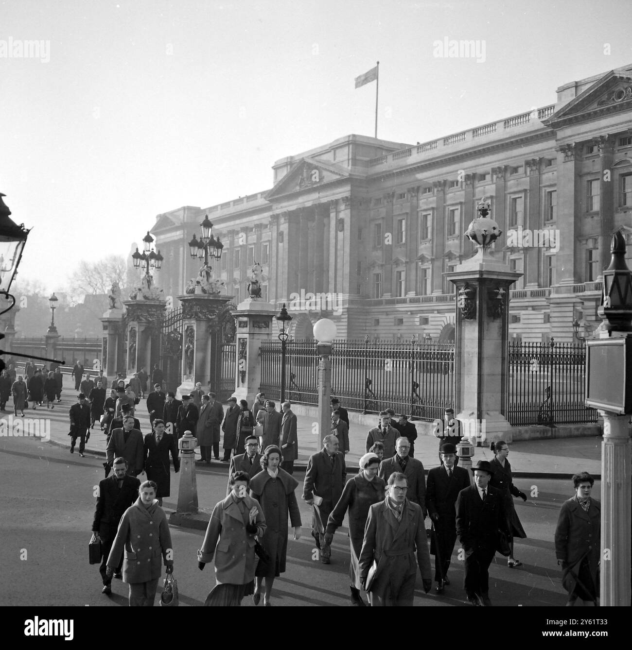BUCKINGHAM PALACE EARLY MORNING WORKERS PASS PALACE IN LONDON 16 ...